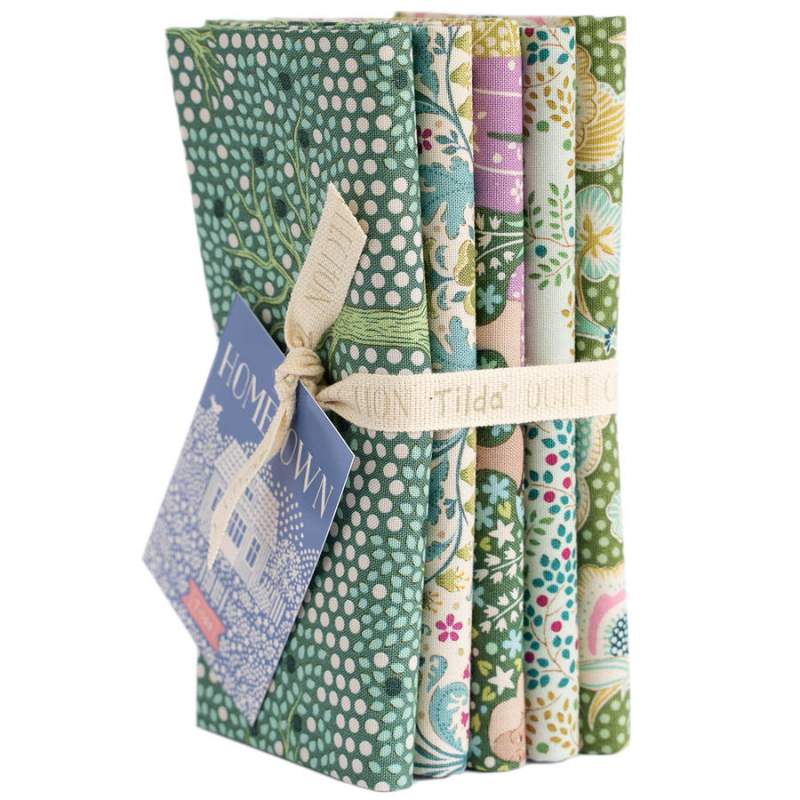 Tilda Hometown Fat Quarter Bundle Green Sage, 5 fq 50 x 55 cm - Verde Tilda Hometown Fat Quarter Bundle Green Sage, 5 fq 50 x 55 cm - Verde